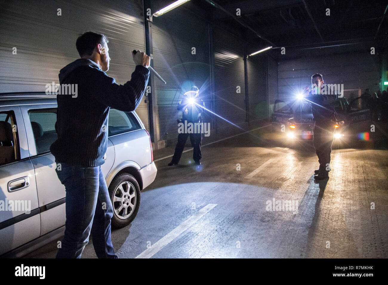 Operational tactics training for the police, handling of violent combat ...