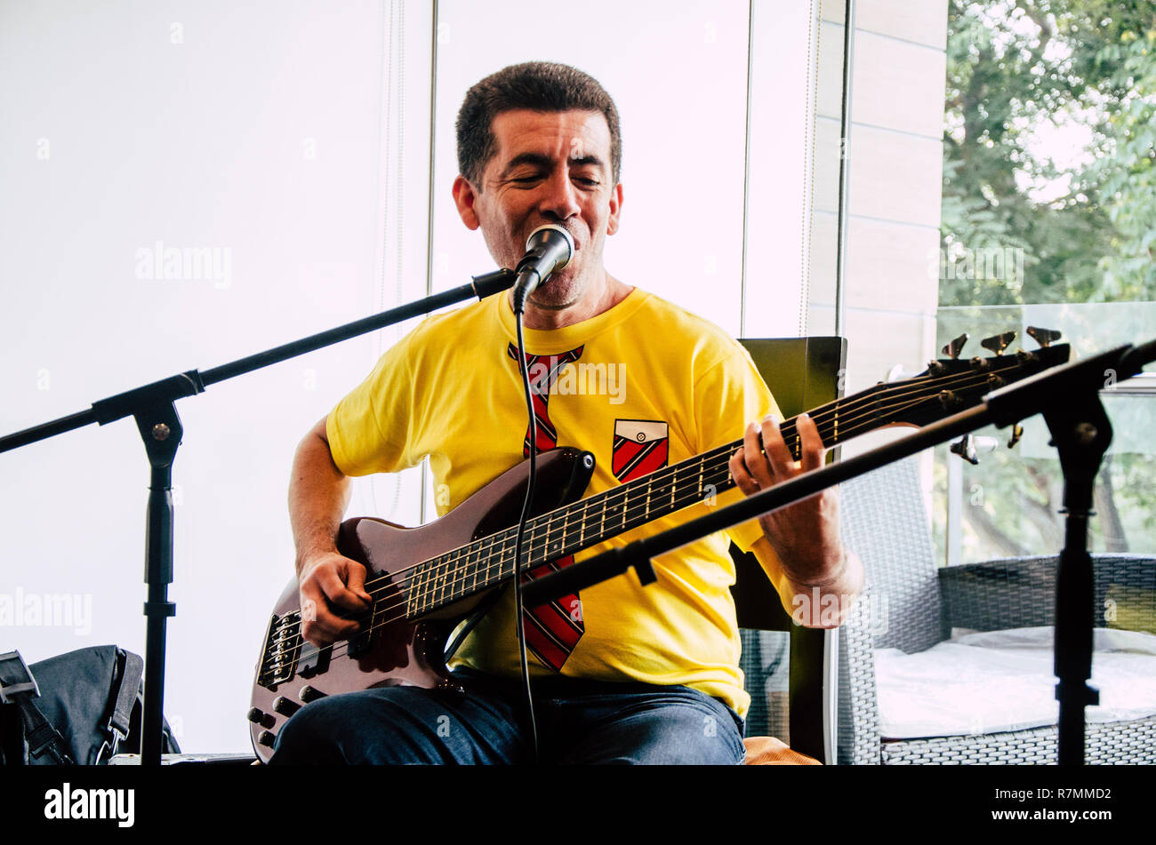 Sing and guitar hi-res stock photography and images - Alamy