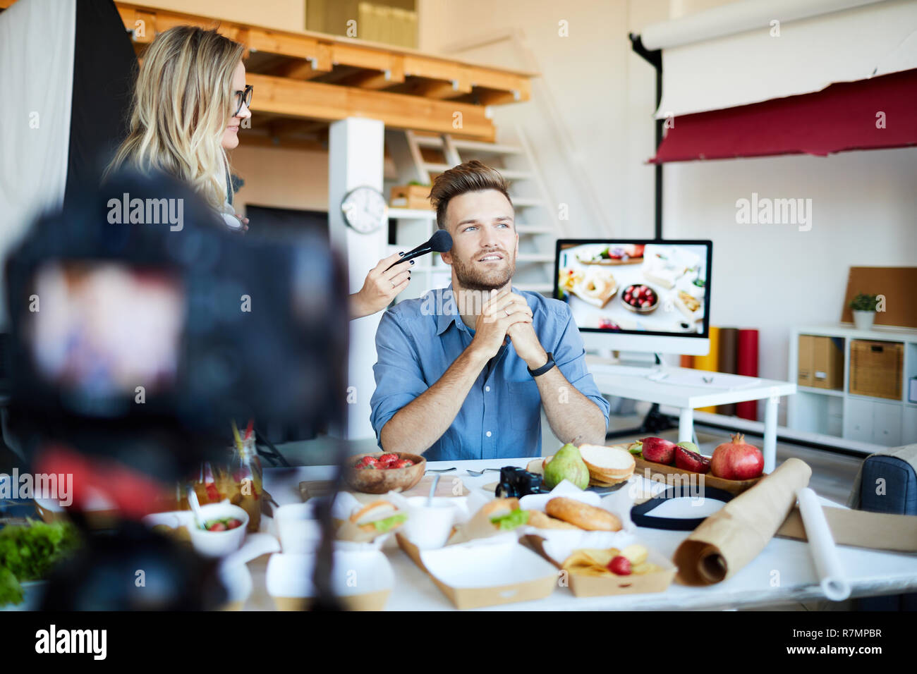 Tv show host hi-res stock photography and images - Alamy