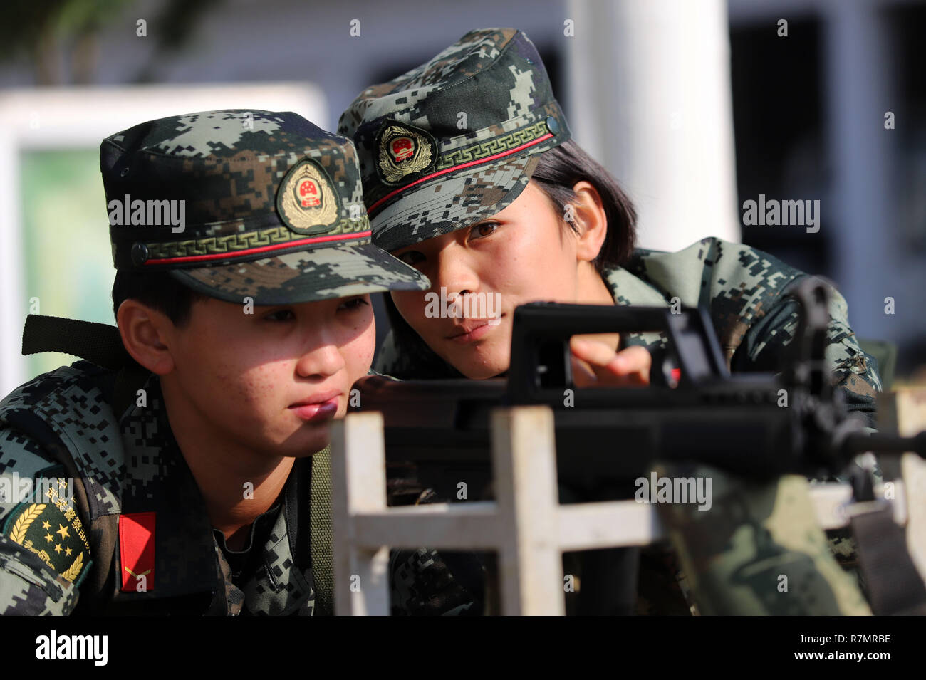 Female soldiers china hi-res stock photography and images - Alamy