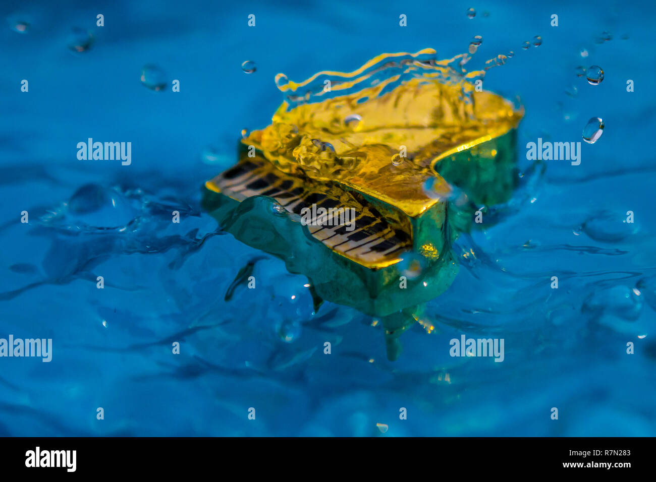 Advertisement for piano hi-res stock photography and images - Alamy