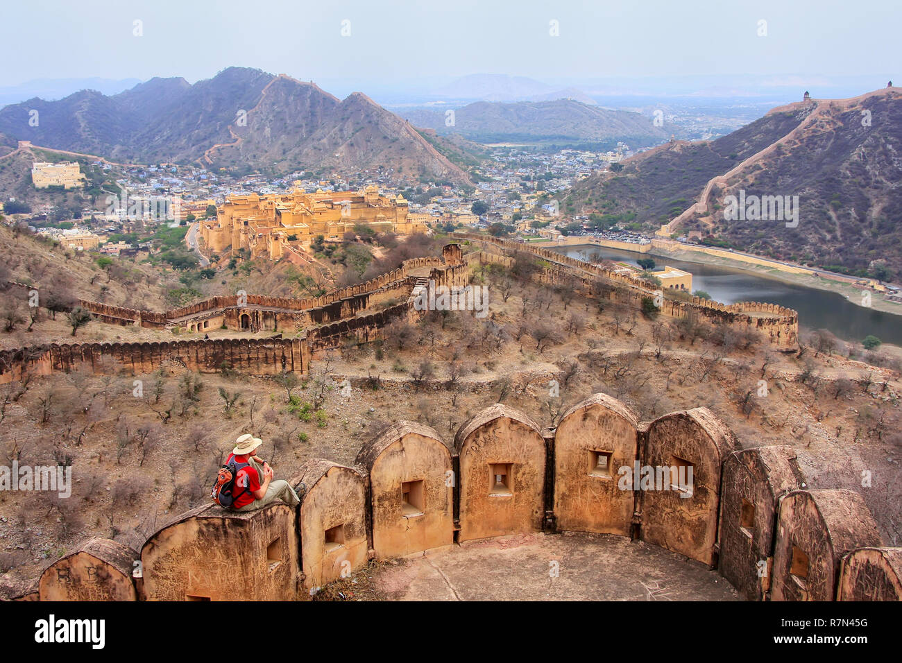 Defensive walls of Jaigarh Fort on Aravalli Hills near Jaipur ...
