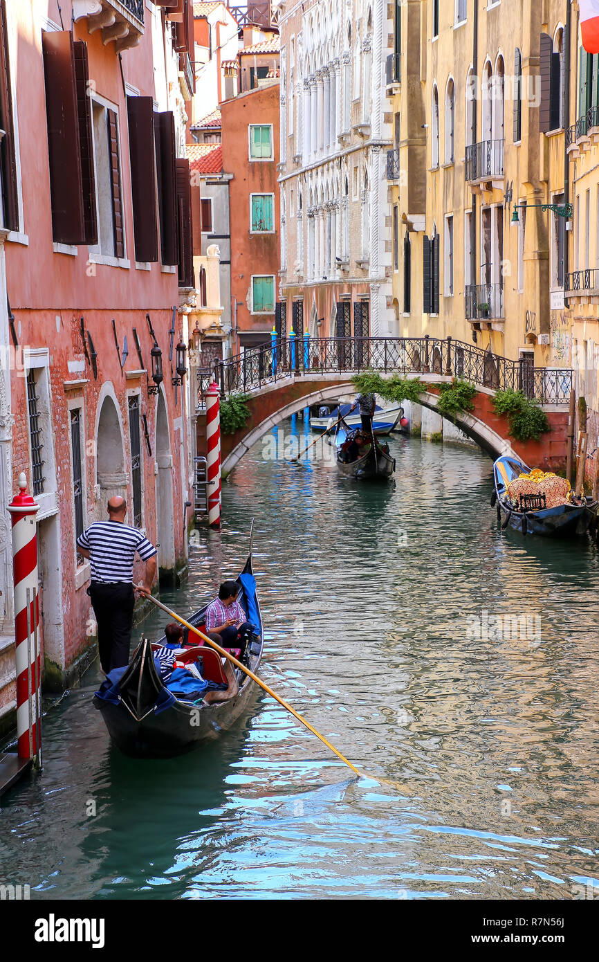 Man row a gondola hi-res stock photography and images - Alamy