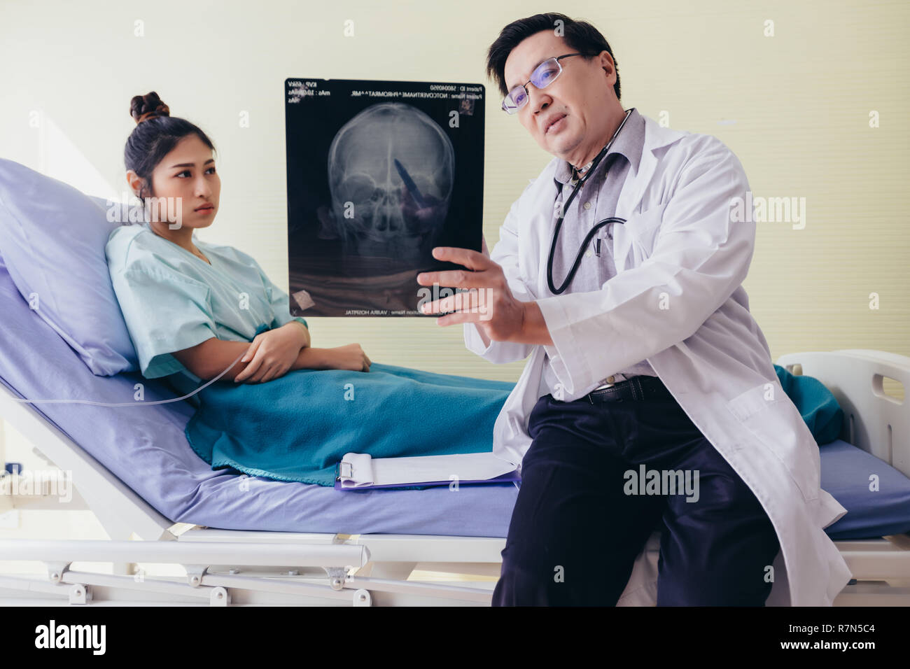 The doctor is explaining about the brain X-ray results to a female ...