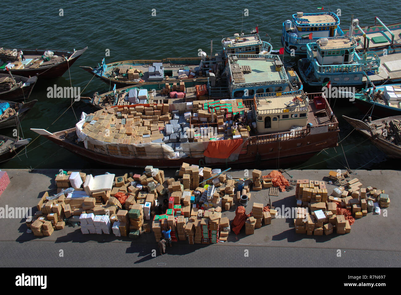 Loading cargo at the Dhow wharfage in Dubai, UAE Stock Photo - Alamy