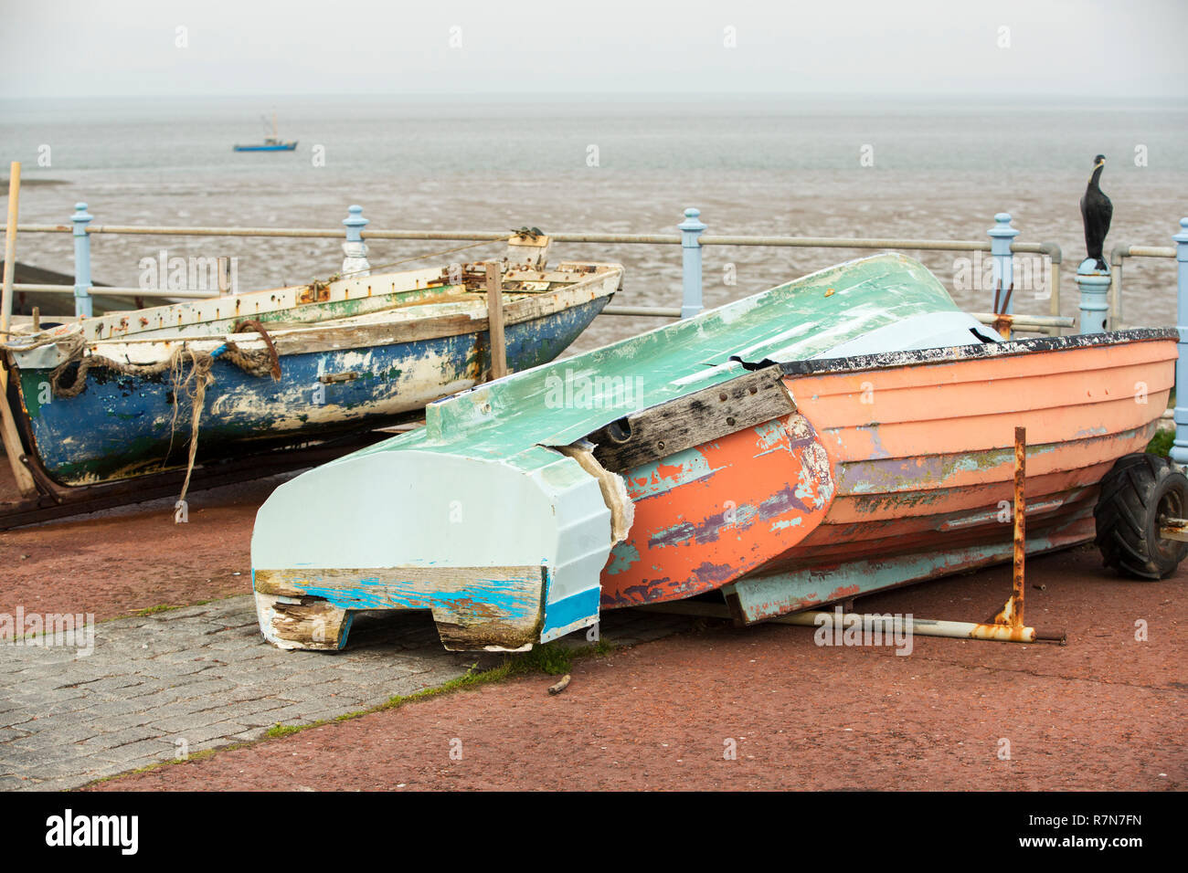 Broken boats hi-res stock photography and images - Alamy