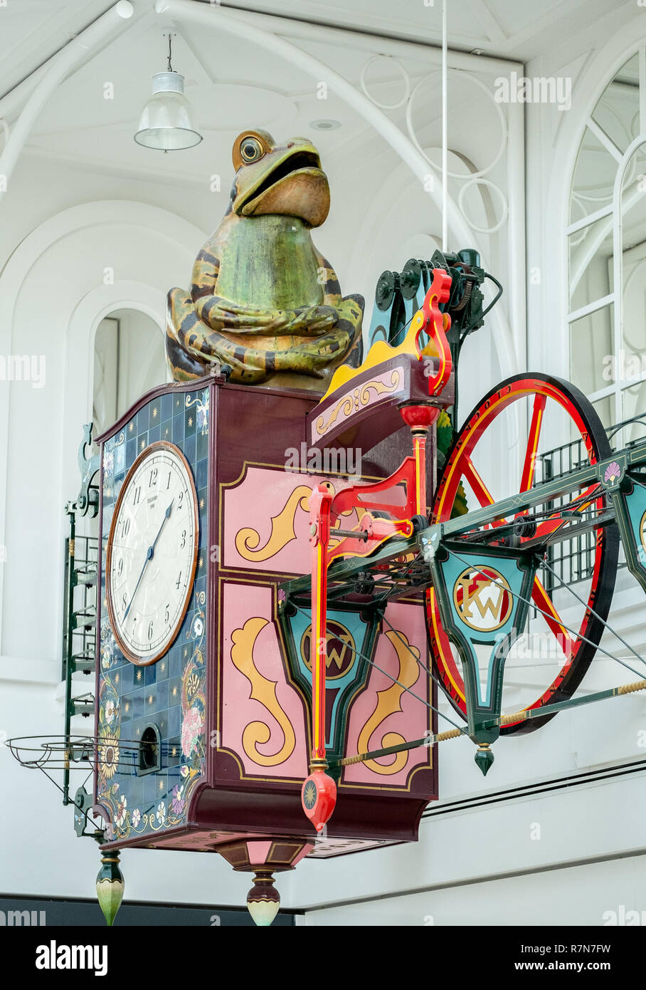 Toad clock hi-res stock photography and images - Alamy