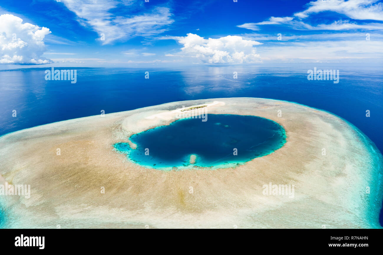 Aerial idyllic atoll, scenic travel destination Maldives Polinesia ...