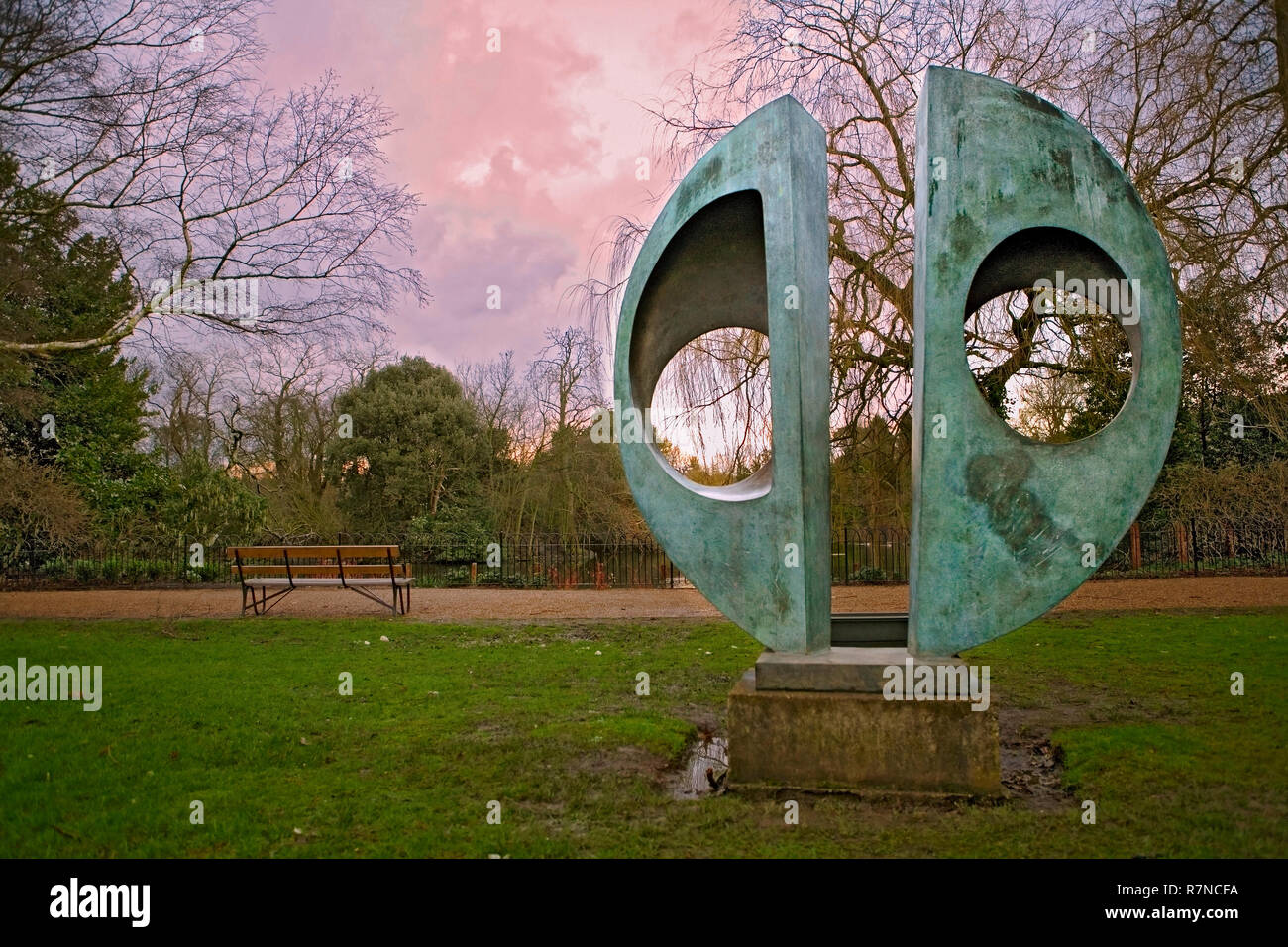 Hepworth sculpture hi-res stock photography and images - Alamy