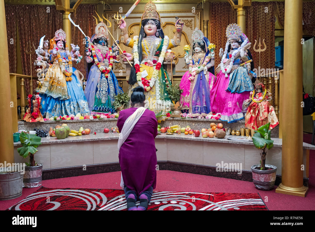 Hindus praying hi-res stock photography and images - Alamy