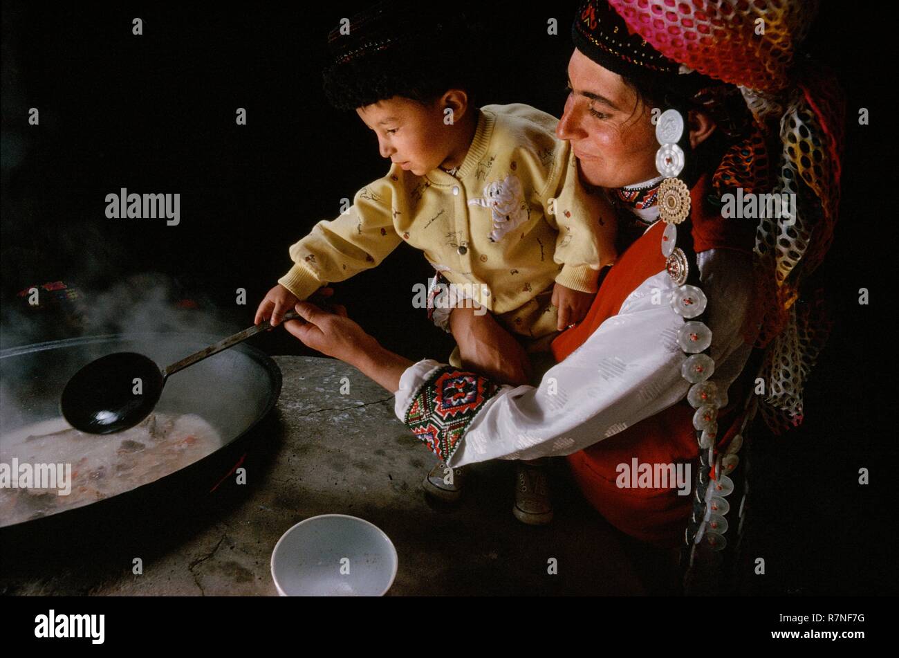 Indigenous traditional parent child hi-res stock photography and images ...