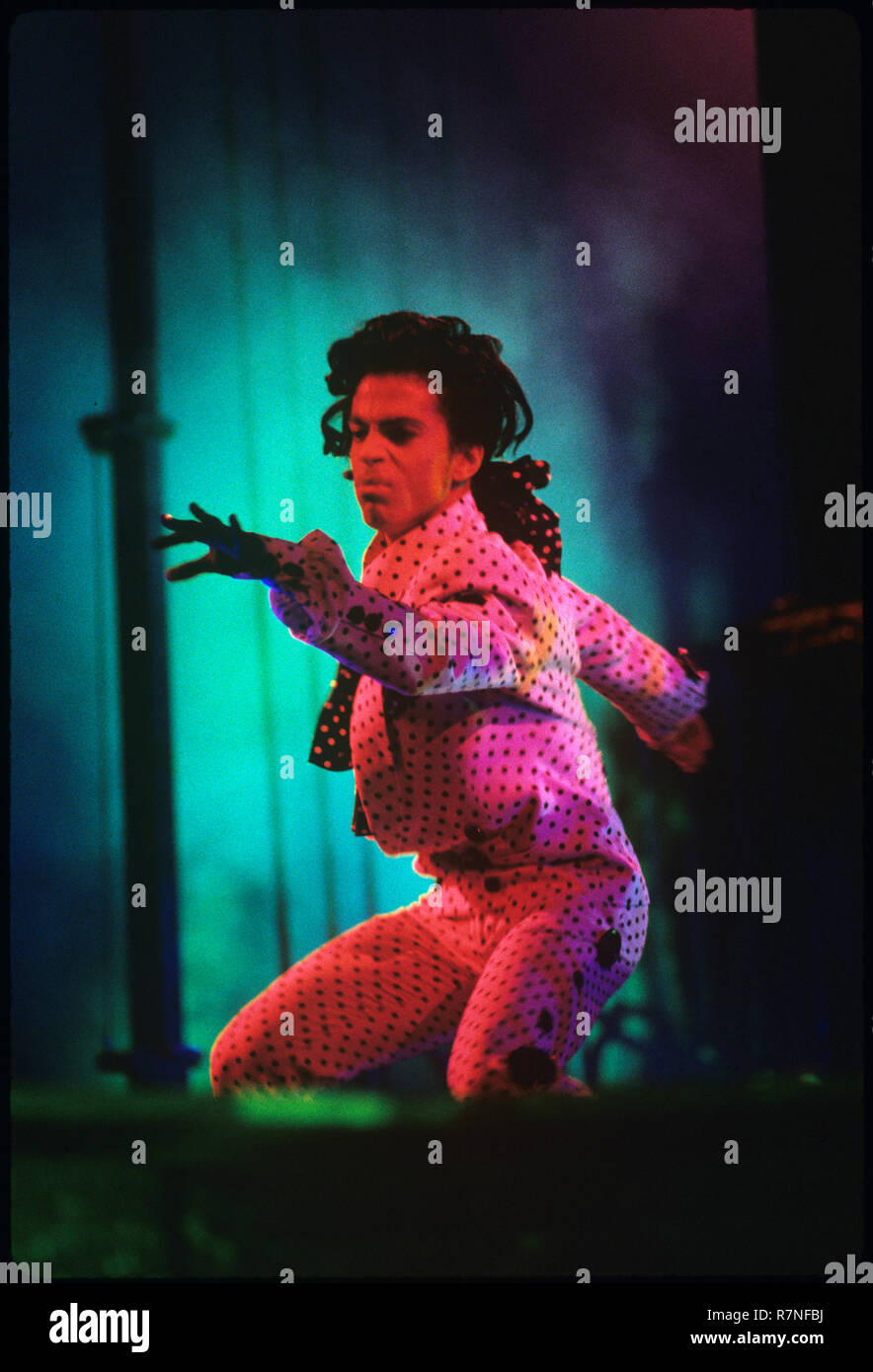 Prince performing 1988 hi-res stock photography and images - Alamy