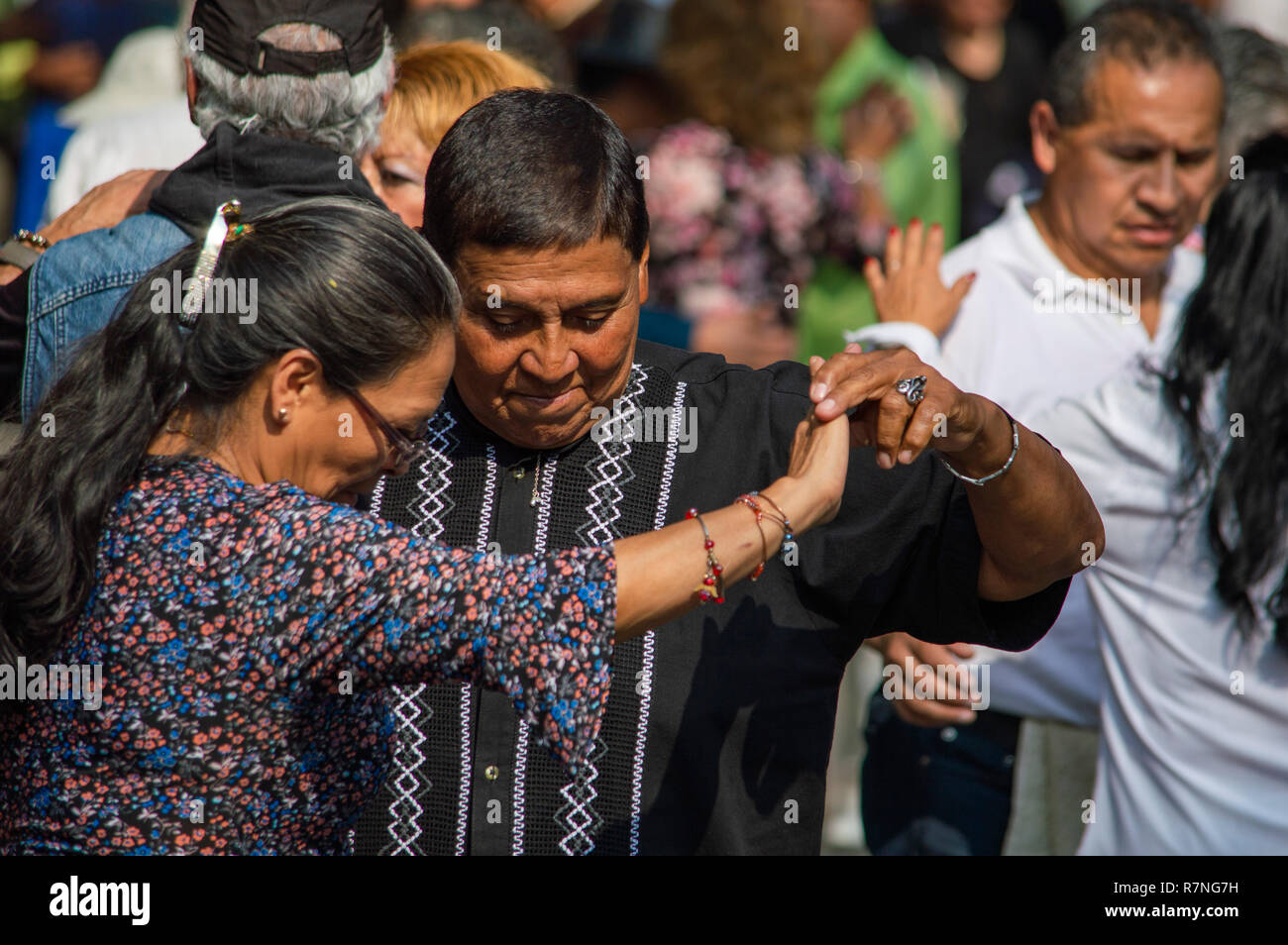 Old mexican couple dancing hi-res stock photography and images - Alamy
