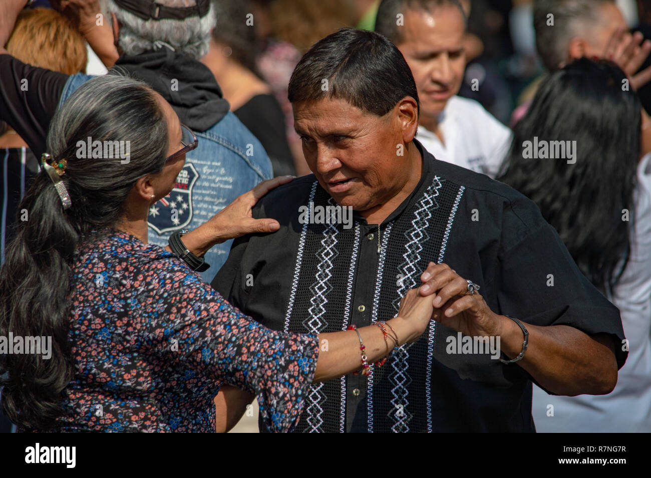 Old mexican couple dancing hi-res stock photography and images - Alamy