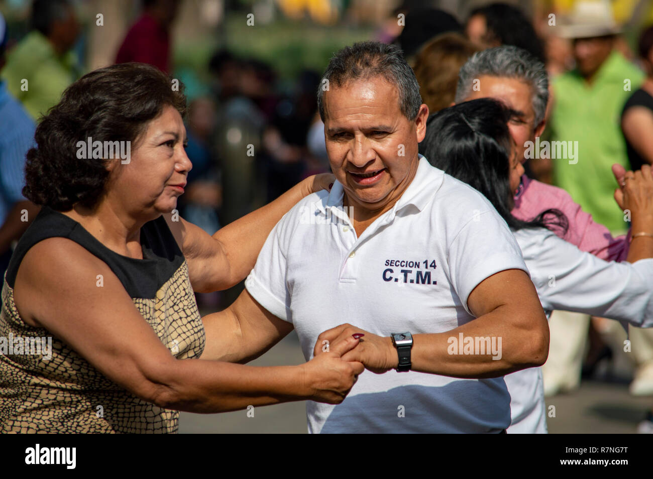 Old mexican couple dancing hi-res stock photography and images - Alamy