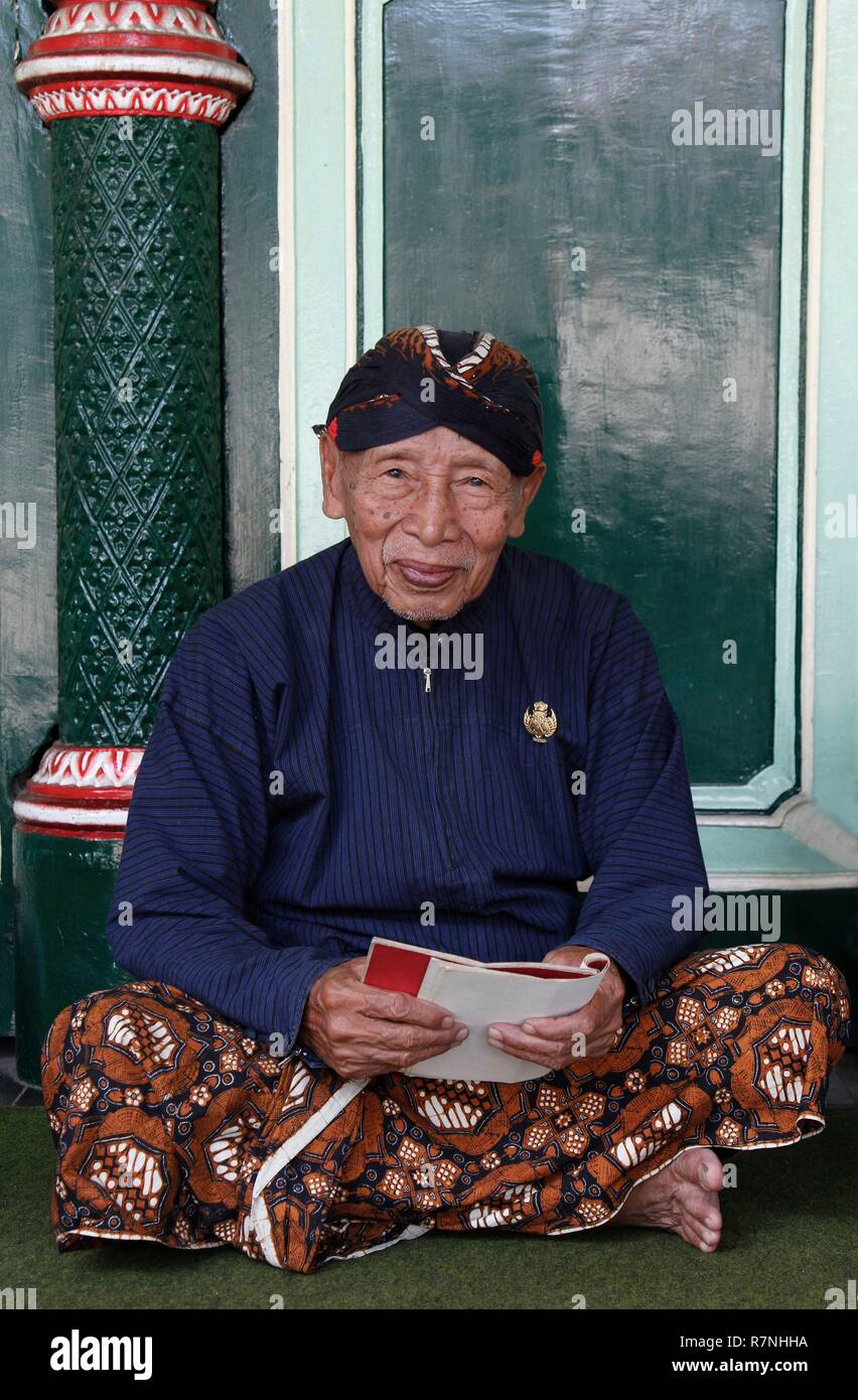 Indonesia, Java, Yogyakarta, Old guard of the kraton, the ancient royal ...
