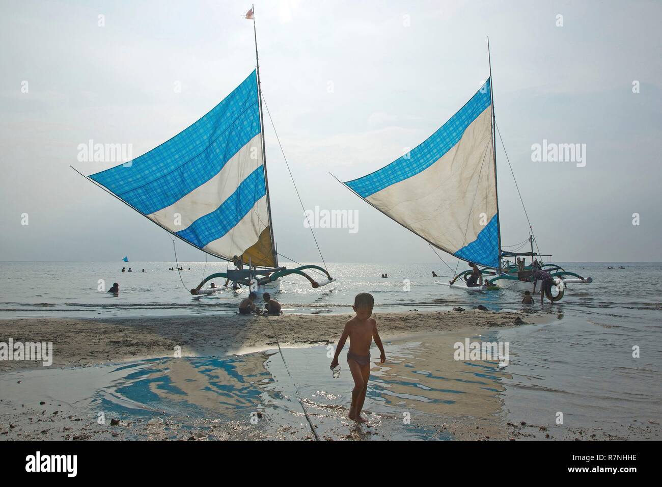 Asia boy boat hi-res stock photography and images - Alamy