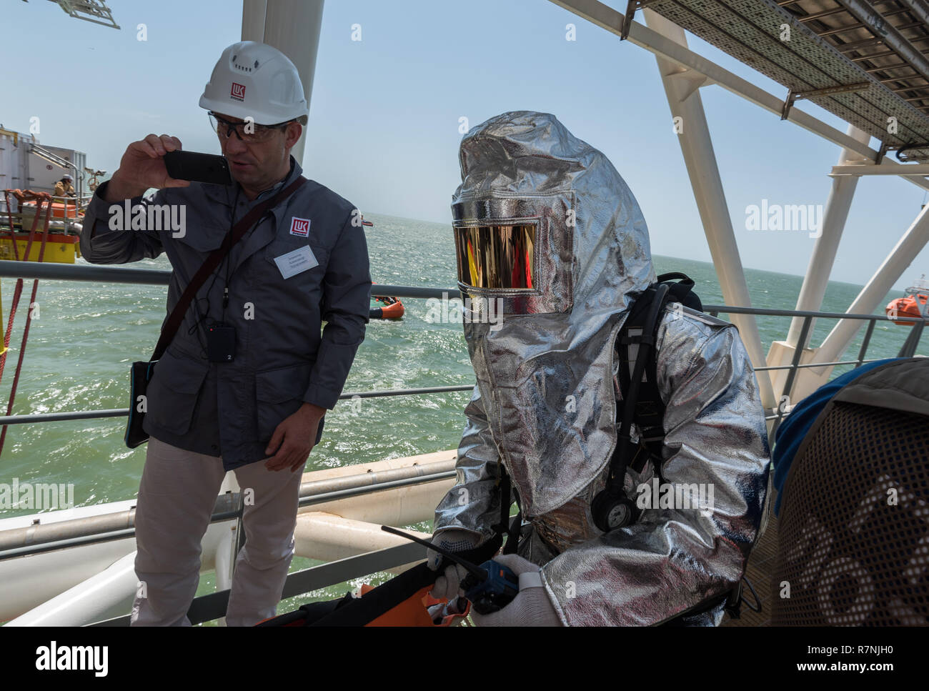 Offshore oil rig fire hi-res stock photography and images - Alamy