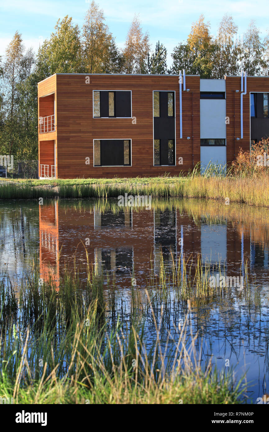 Modern house on lake hi-res stock photography and images - Alamy