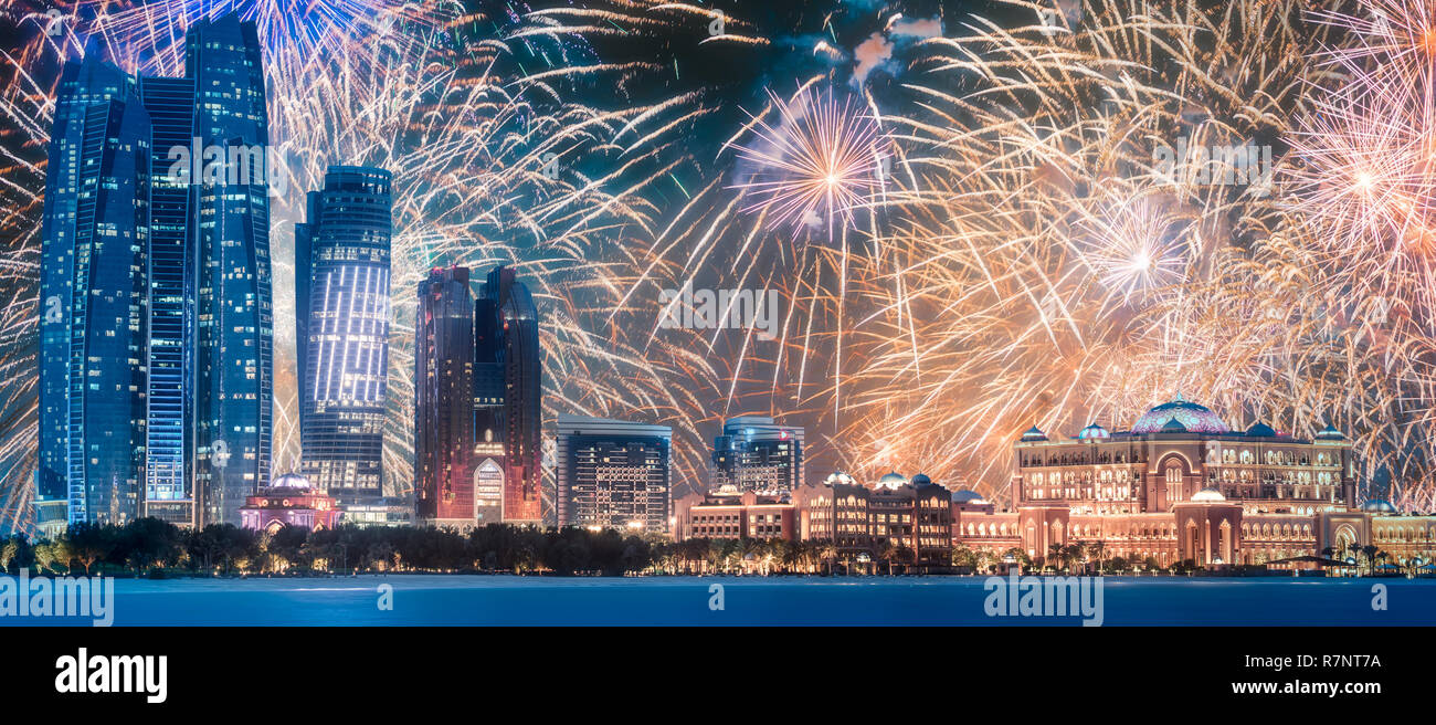 Dubai night skyscraper palace hotel hi-res stock photography and images ...