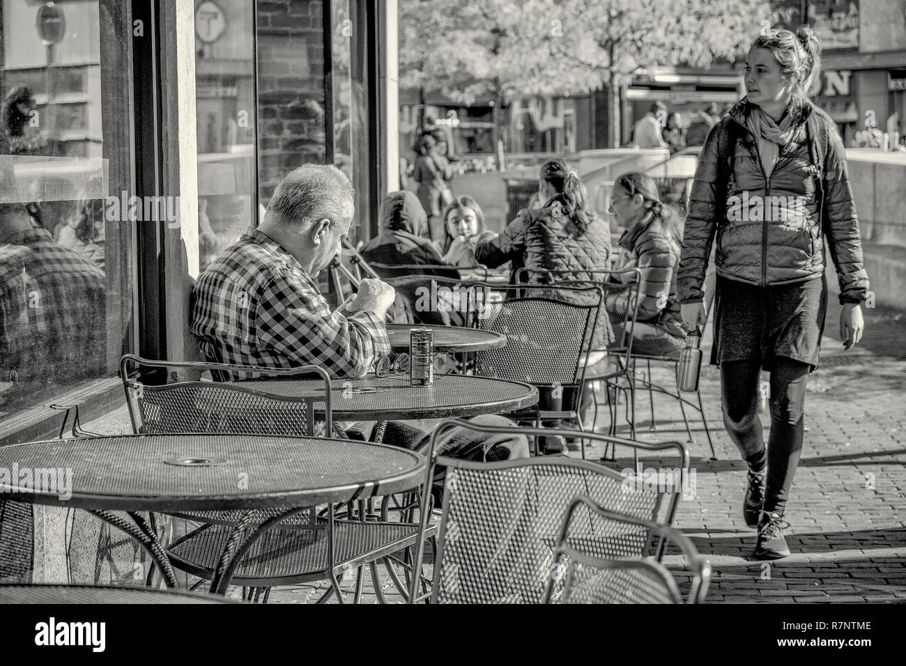 Mobile phone restaurant outdoor hi-res stock photography and images - Alamy