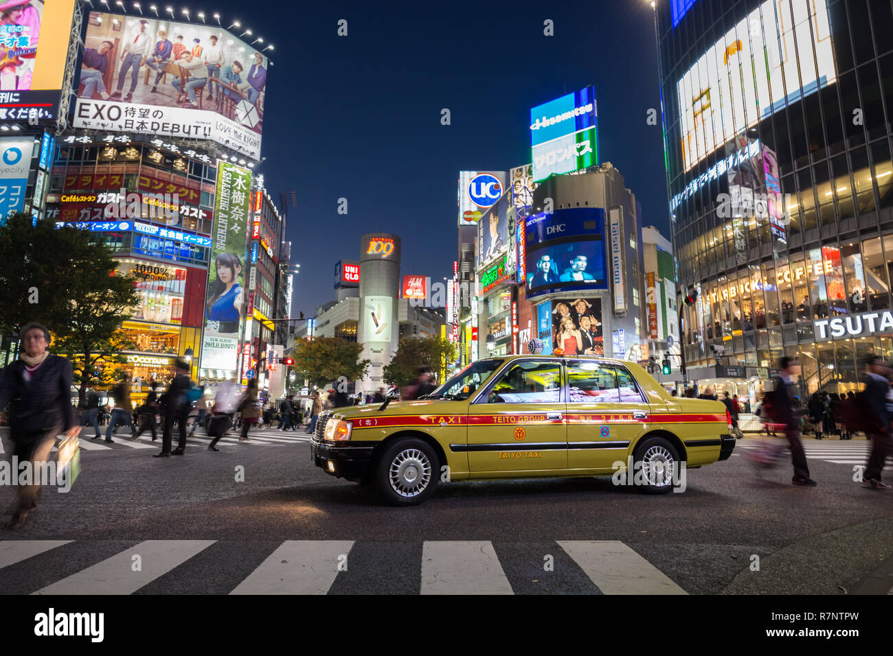 Shibuya crossing night hi-res stock photography and images - Alamy