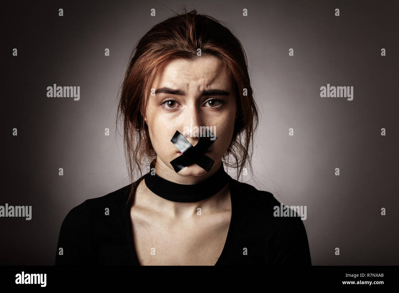 Scared girl hi-res stock photography and images - Alamy