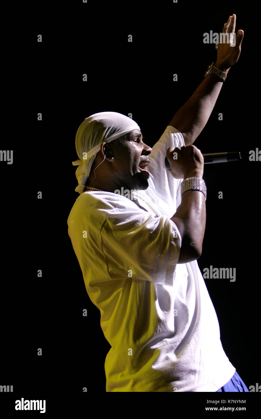 R. kelly singer hi-res stock photography and images - Alamy