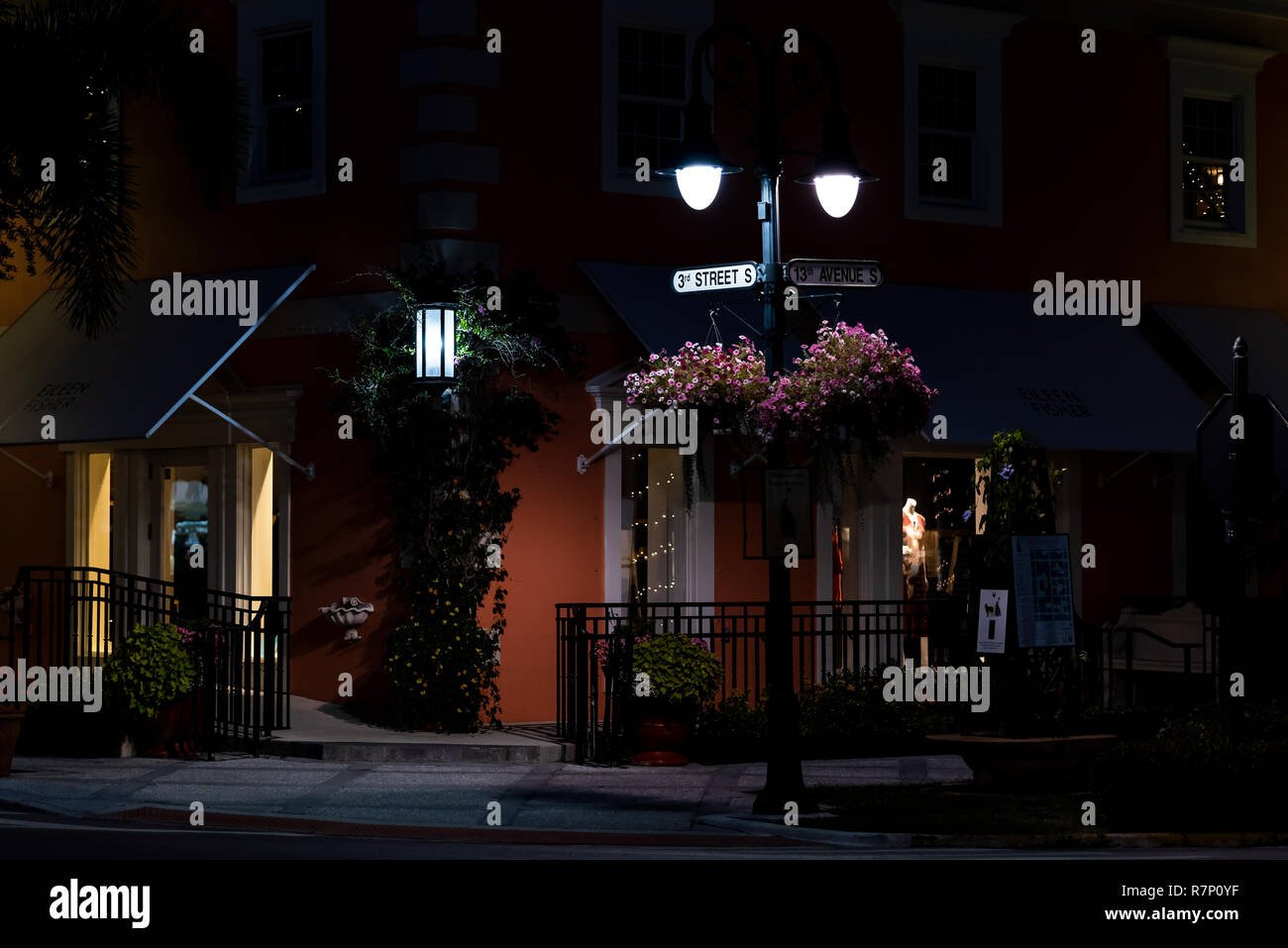 Lamp post hanging flower basket hi-res stock photography and images - Alamy