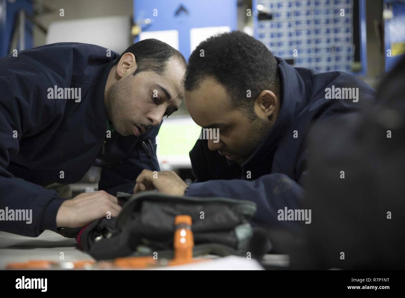 Paraloft hi-res stock photography and images - Alamy