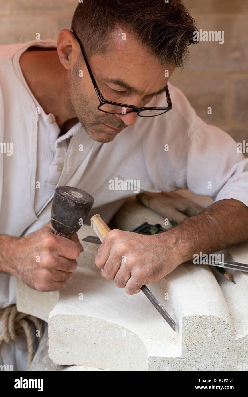 Medieval stonemason hi-res stock photography and images - Alamy