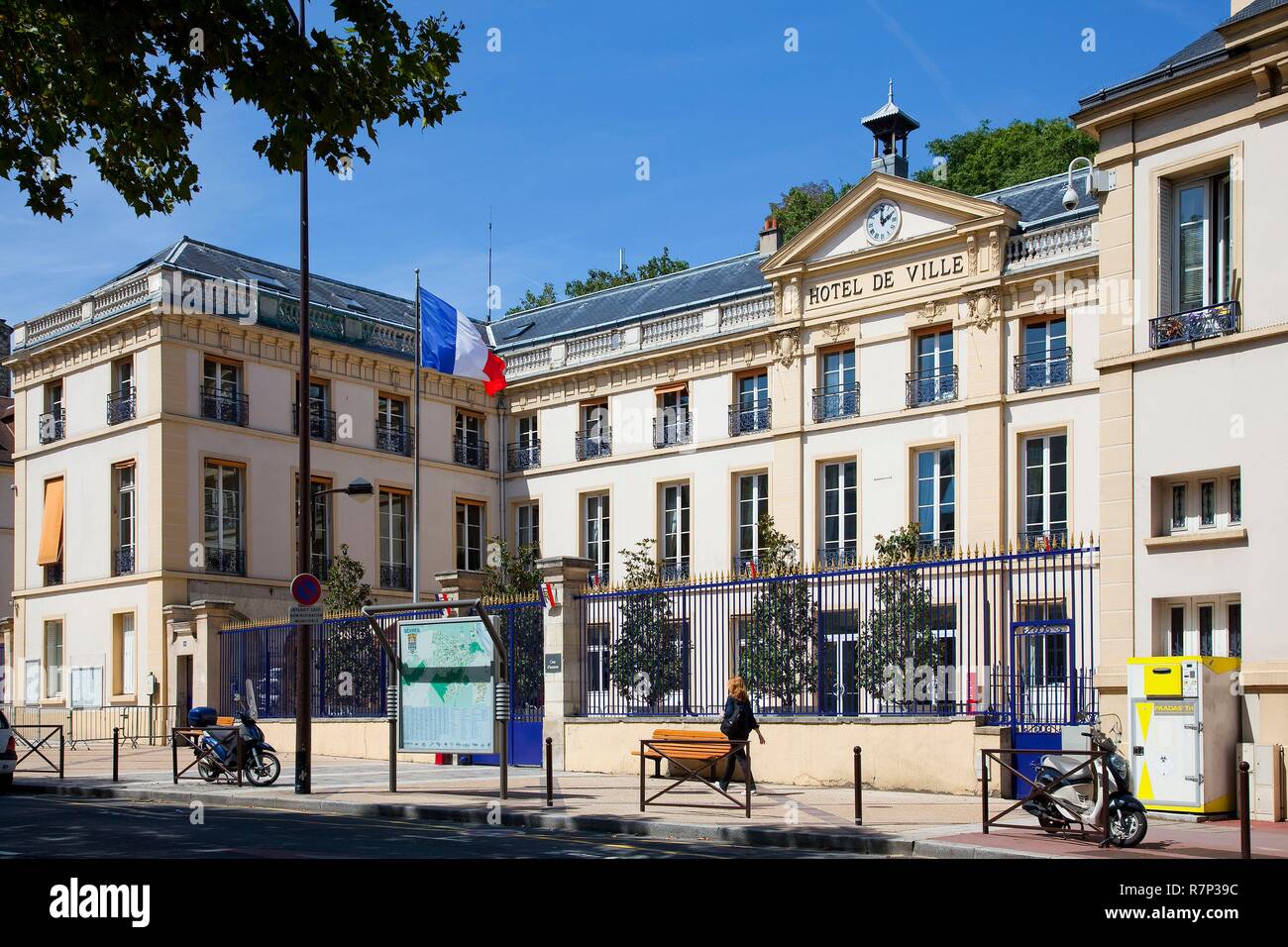 City hall avenue hi-res stock photography and images - Alamy