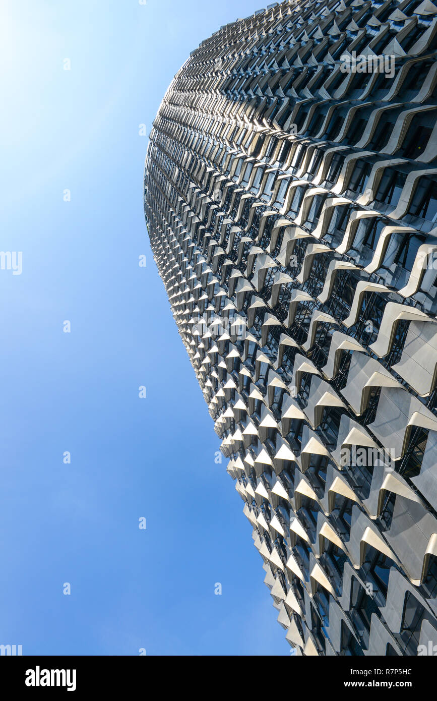 SINGAPORE - NOVEMBER 16, 2018 : Modern architecture office tower ...