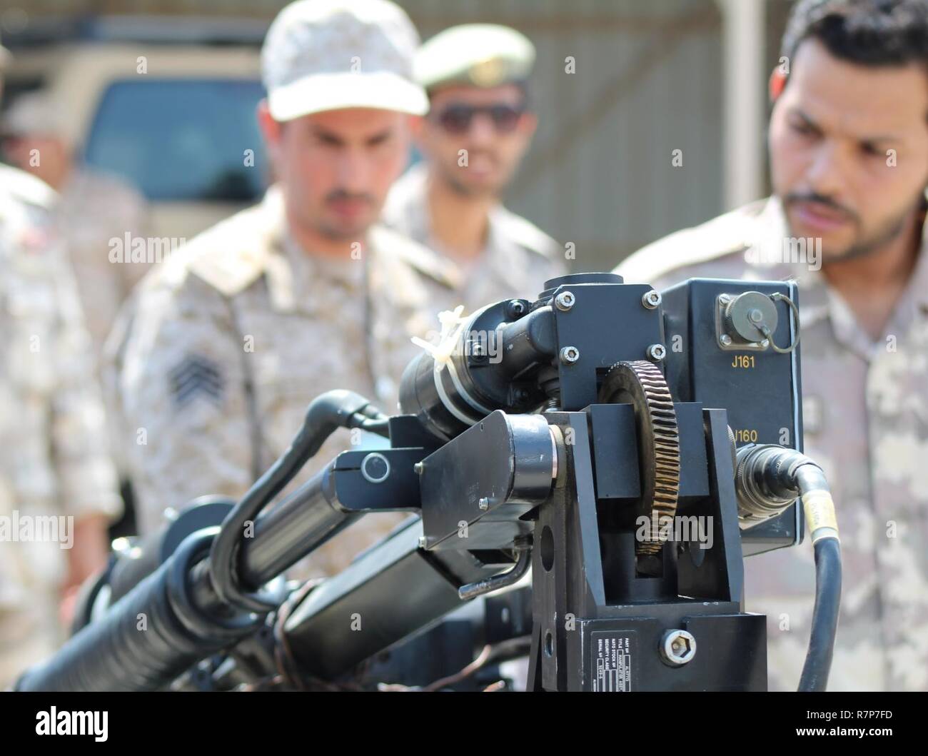 Kuwaiti army explosive ordnance disposal hi-res stock photography and ...