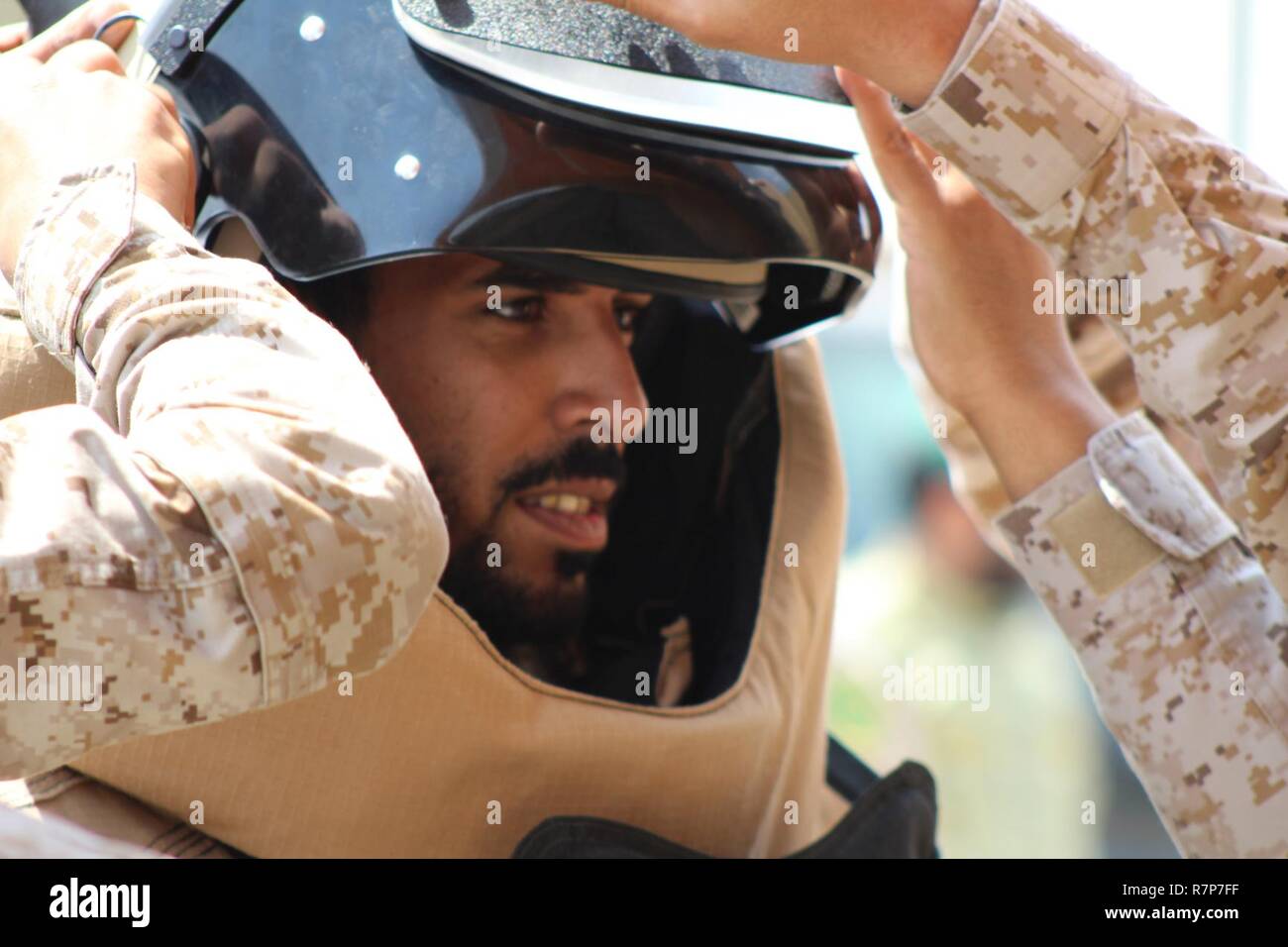 Kuwaiti army explosive ordnance disposal hi-res stock photography and ...