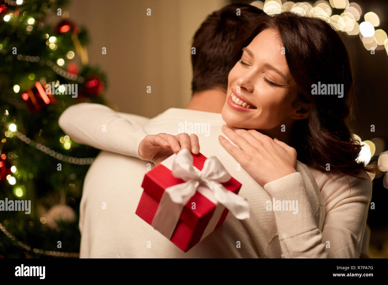 People hugging with gift hi-res stock photography and images - Alamy