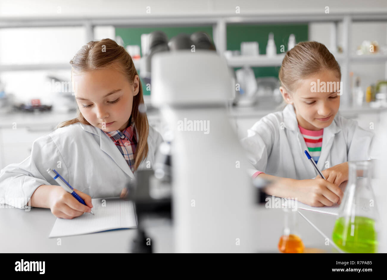 Primary girls science hi-res stock photography and images - Alamy