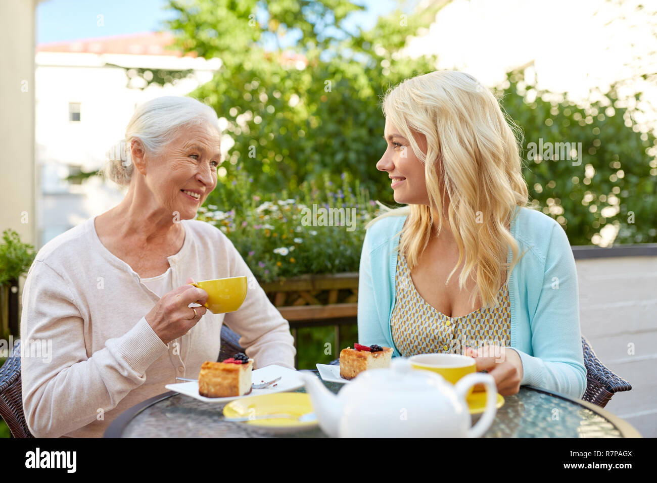 daughter with senior mother drinking tea at cafe Stock Photo - Alamy