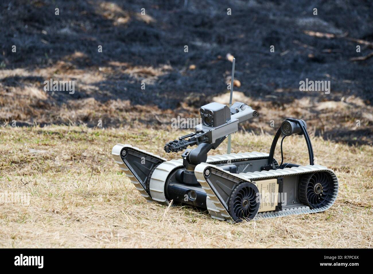U.S. Army soldiers, assigned to the 702nd Ordnance Company EOD, 16th ...