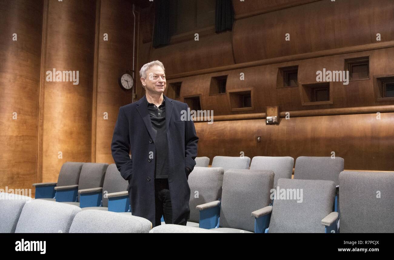 Hollywood actor, Gary Sinise, explores the theater on Joint Base ...