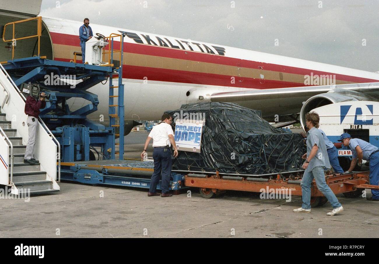 MEN LOADING PACKAGES ON A LOADING DOCK Stock Photo - Alamy