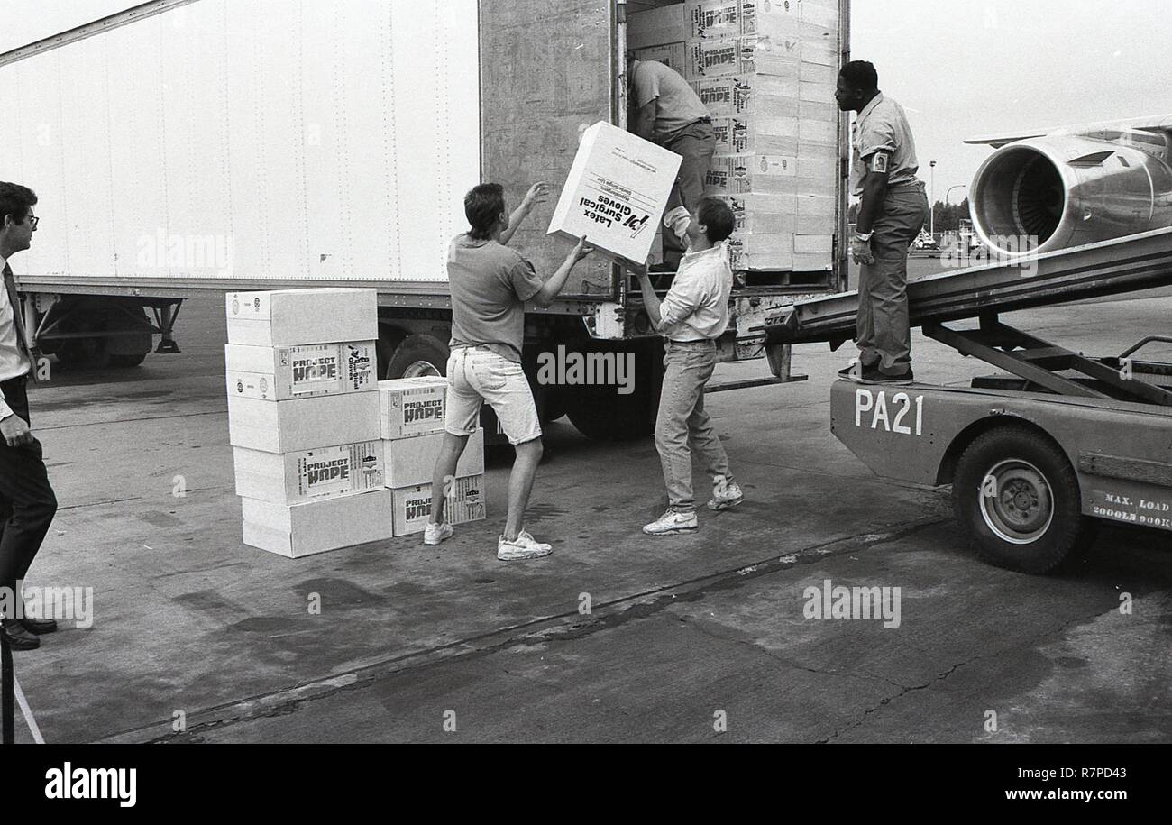 MEN LOADING BOXES ON TO A TRUCK Stock Photo - Alamy