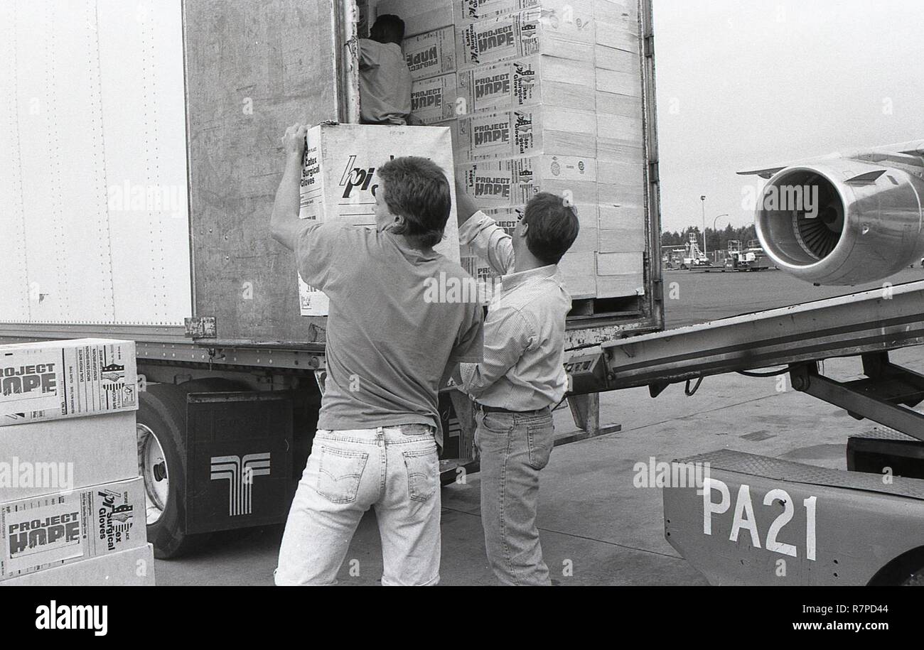 MEN LOADING BOXES ON TO A TRUCK Stock Photo - Alamy