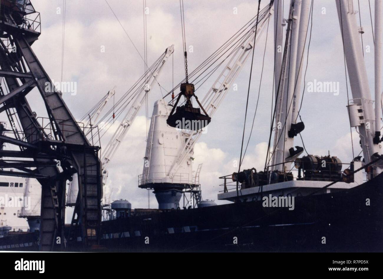 SHIP LOADING CARGO Stock Photo - Alamy