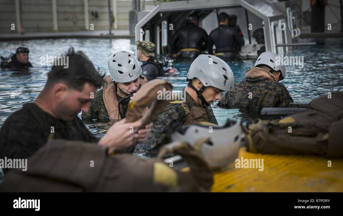 Modular amphibious egress training hi-res stock photography and images ...