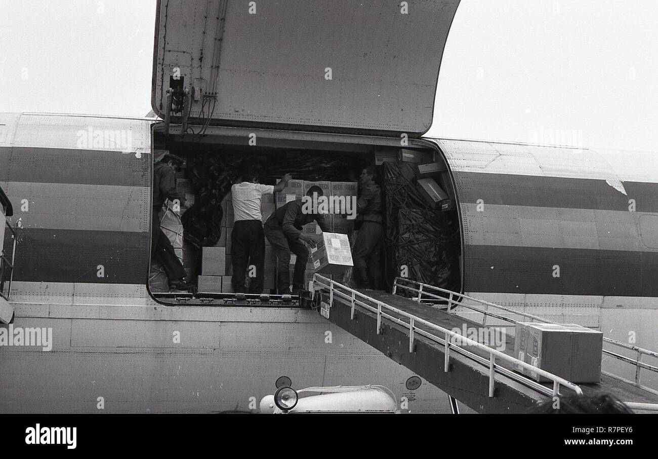 MEN UNLOADING CARGO OFF A PLANE Stock Photo - Alamy