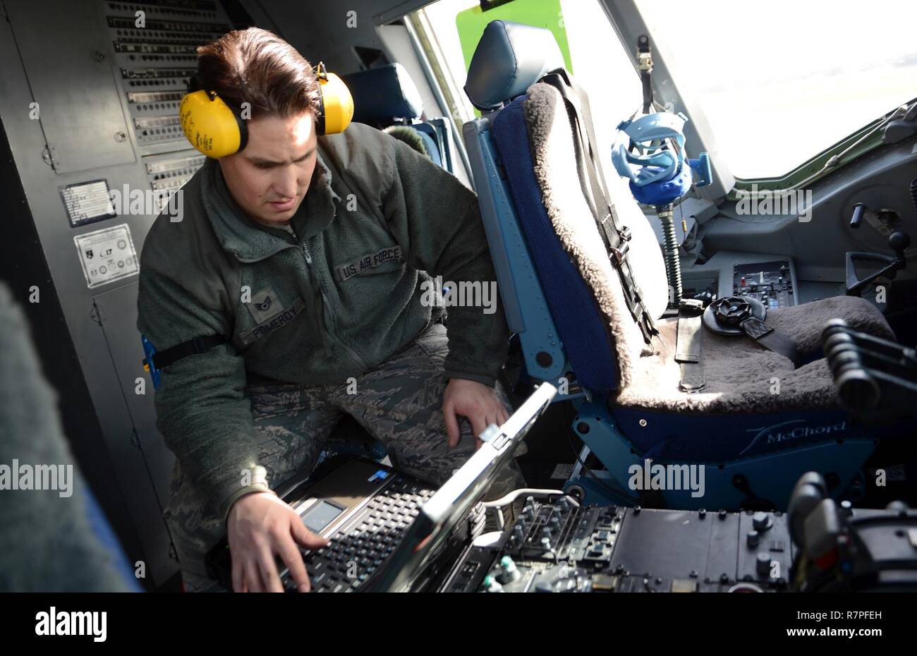 62nd aircraft maintenance squadron hi-res stock photography and images ...