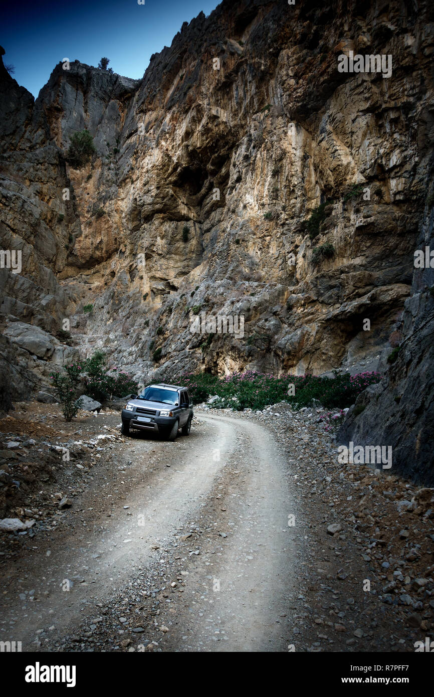Car cliff hi-res stock photography and images - Alamy