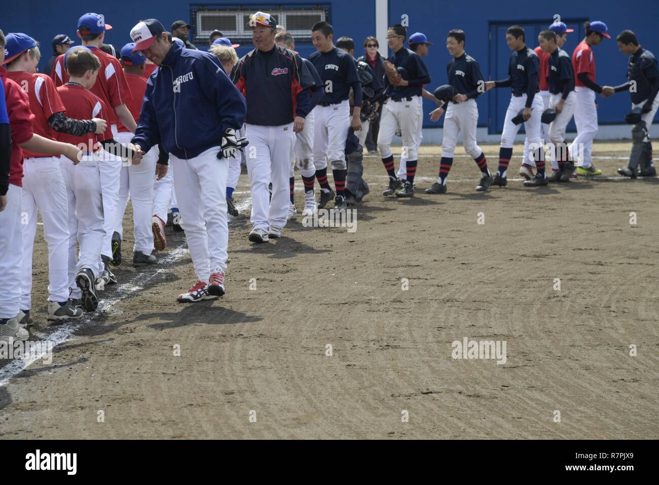 Members of the Chofu Little Seniors and Yokota Samurai baseball teams ...