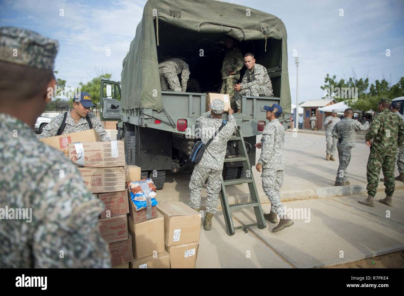 MAYAPO, Colombia (March 25, 2017) - Colombian service members move ...